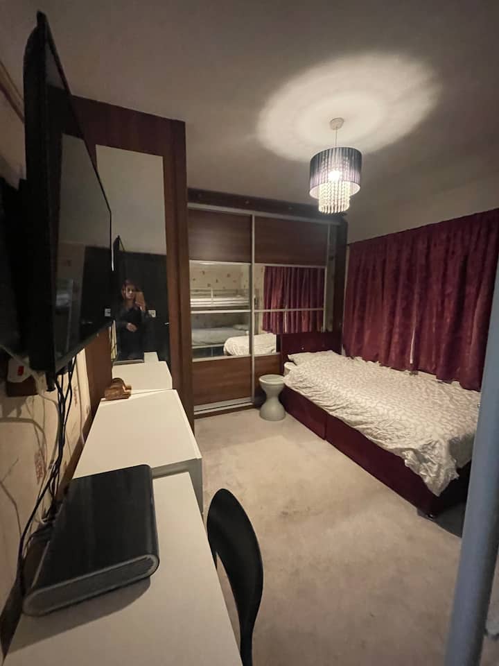 Large Room With Separate Kitchen - Ruislip