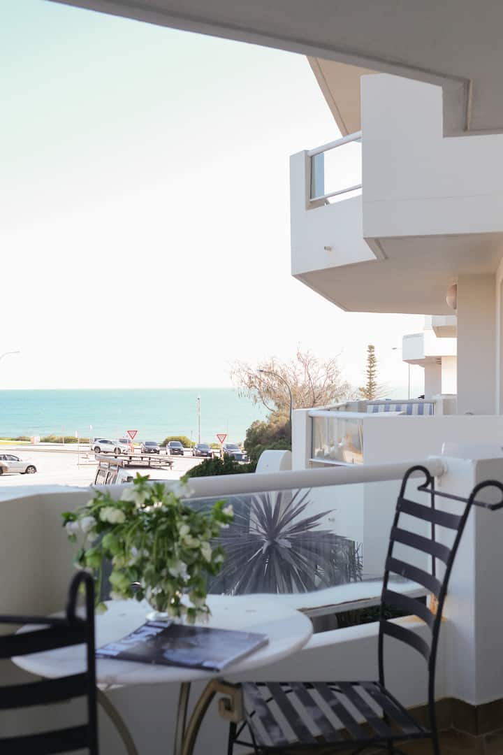 Spacious, Pristine Abode With Stunning Ocean Views - Cottesloe