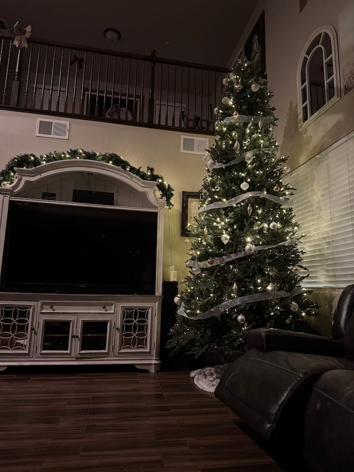 Two Story City Spacious/2king/1queen/3full/3twin - Lemoore, CA