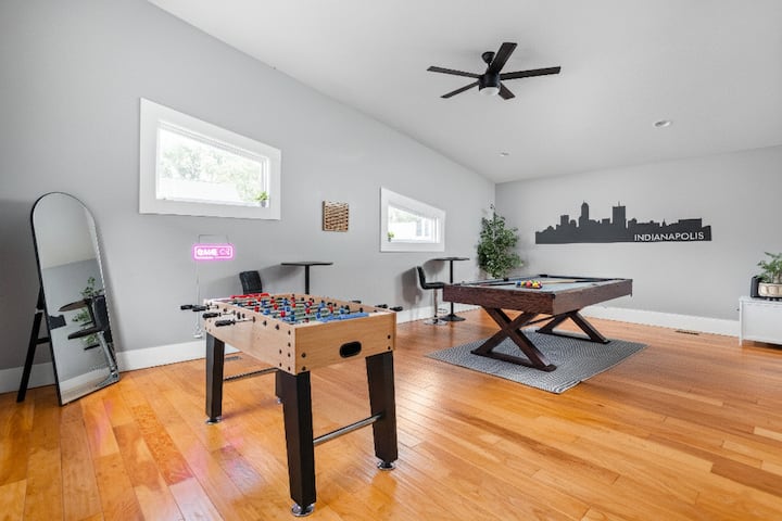 Chic Downtown Retreat – Breweries, Murals & Music - Indiana (State)