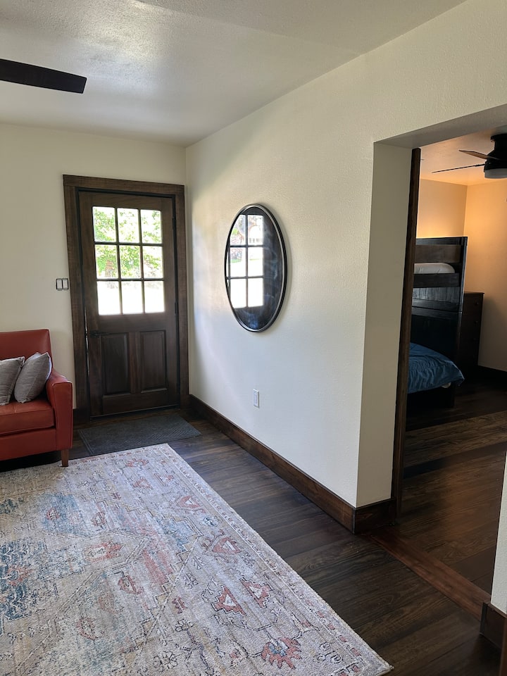 Modern Stone Cottage - Cherokee Casino and Hotel Roland