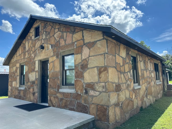 Modern Stone Cottage - Cherokee Casino and Hotel Roland