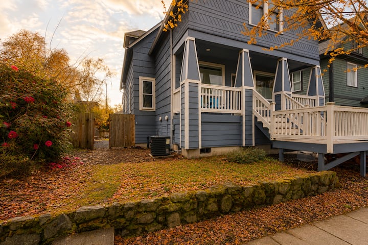 Irving Park Place | Close To Moda Center - Portland, OR