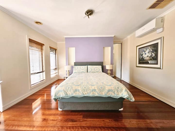 Ensuite Room With Queen Bed - Tottenham