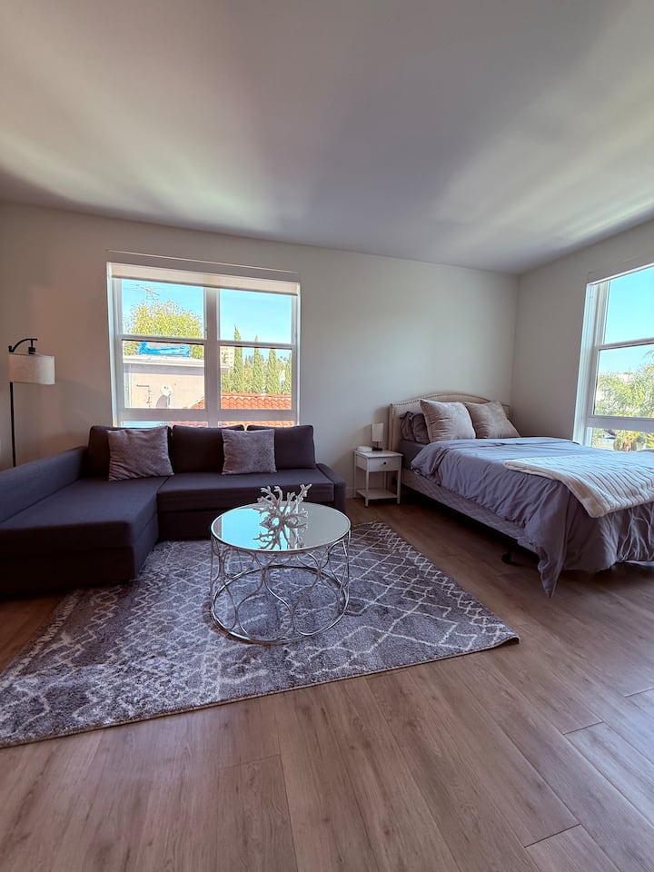 Charming Central 1bd Hollywood - West Hollywood, CA