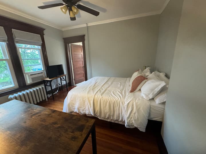 Cozy West End Studio Room - West Hartford, CT
