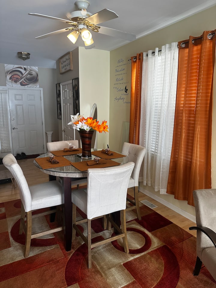 *Beautiful End Unit Townhome* - Naperville