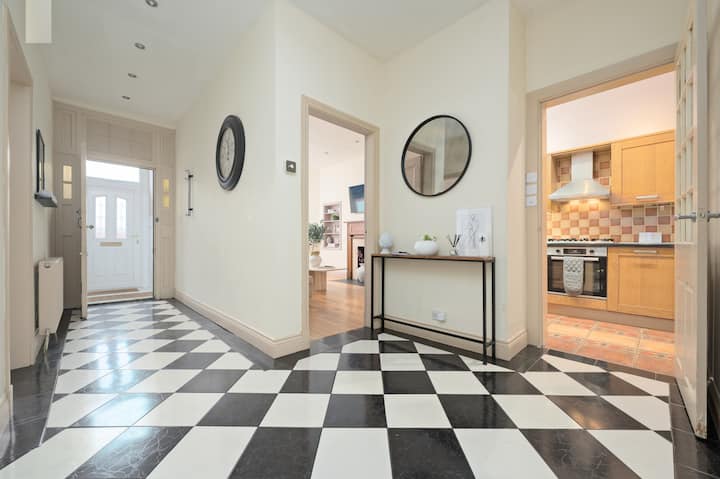 Stylish 2-bed Flat | Steps From Ibrox & Subway - Glasgow