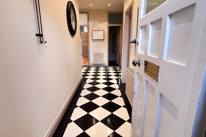 Spacious 2-bed Flat | Steps From Ibrox & Subway - Glasgow