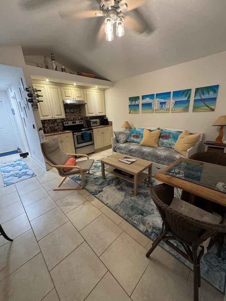 Romantic Couples Cottage In Downtown Delray - Delray Beach, FL