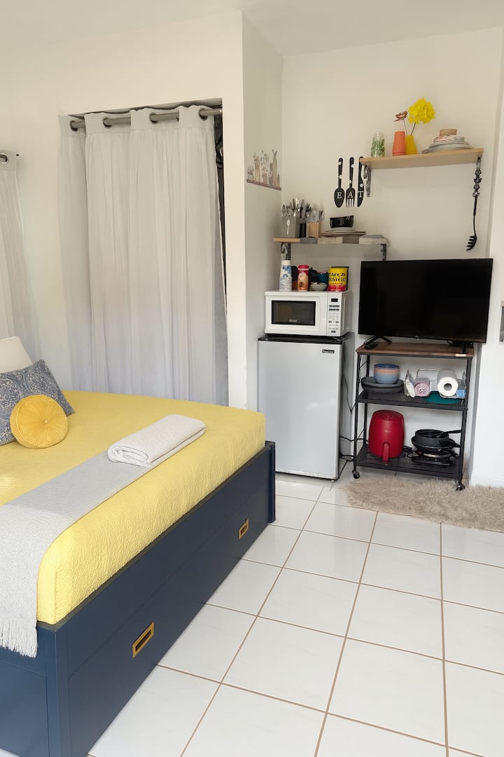 Tranquil Studio W/ Driveway At A+ Location - Key Biscayne, FL