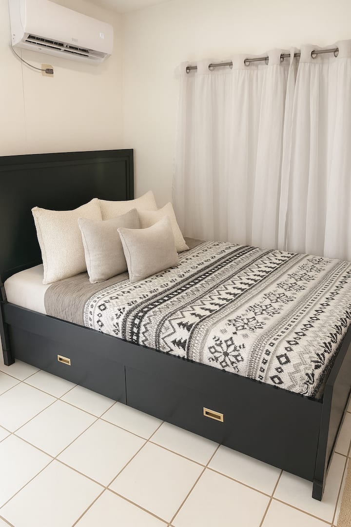 Tranquil Studio W/ Driveway At A+ Location - Miami, FL