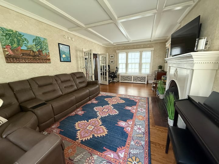 Charming Retreat Steps From Saratoga Race Course - Saratoga Springs, NY