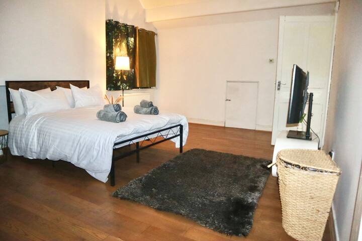 Spacious En-suite Room - Oldham