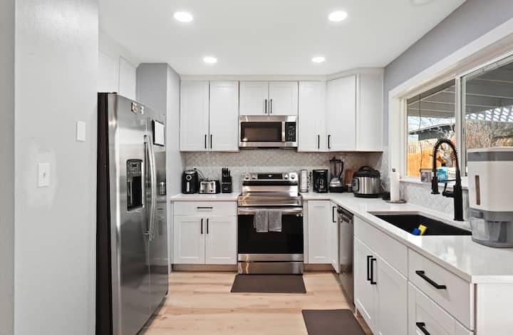 Charming 4-bedroom Retreat - Sparks, NV