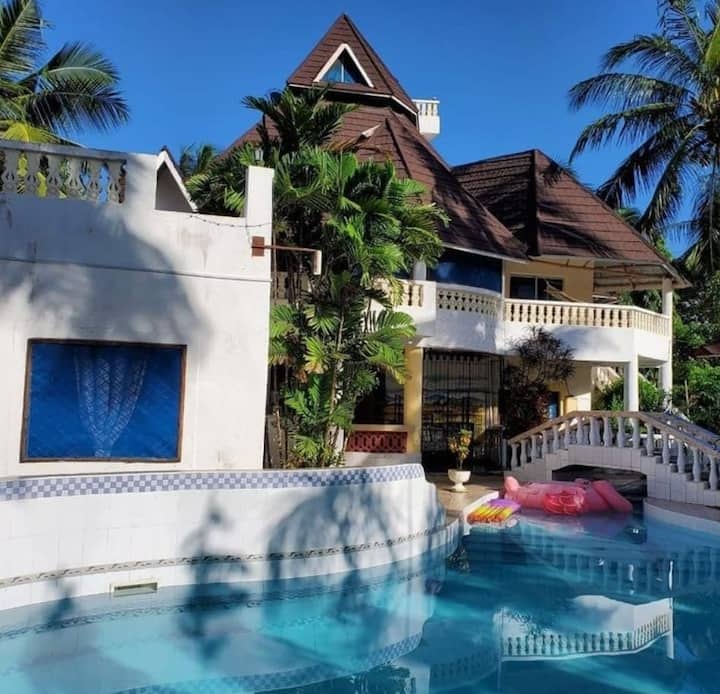 A Spacious 4 Bedroom Villa - Diani Beach