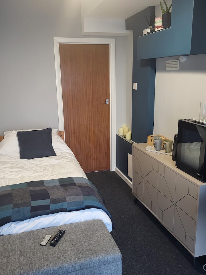 Self Contained Bedroom & Bathroom. - Romford