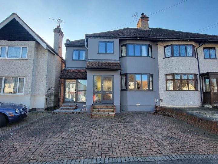 Self Contained Bedroom & Bathroom. - Brentwood