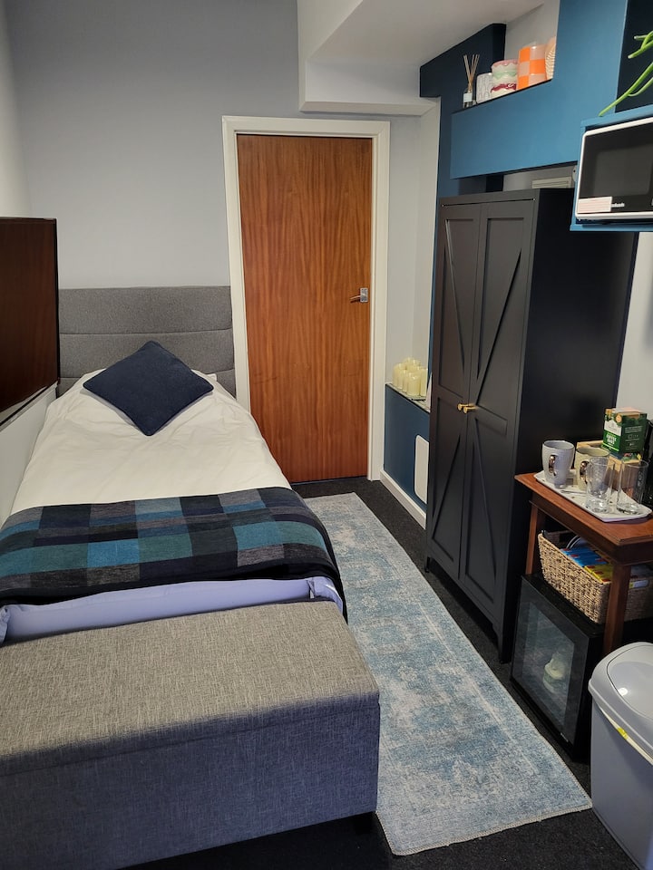 Self Contained Bedroom & Bathroom. - Romford