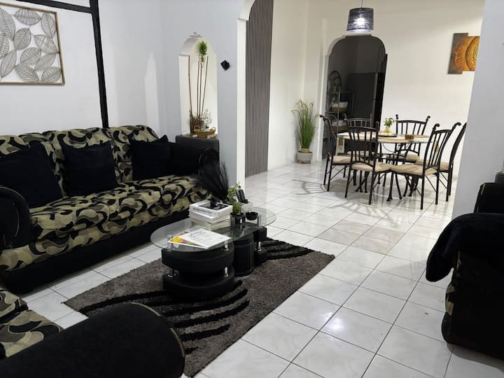 Villa Solara – Spacious And Central - Kingston