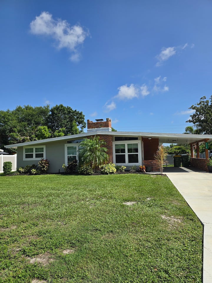 Sea Breeze Lodge! 3 King Beds, 4 Bedroom/2 Bath - Sarasota, FL
