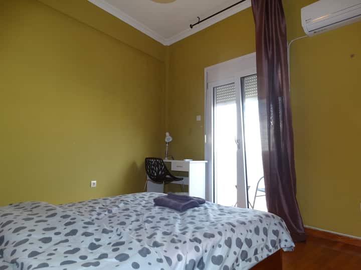 5. Katta Sevimli Oda - Athens
