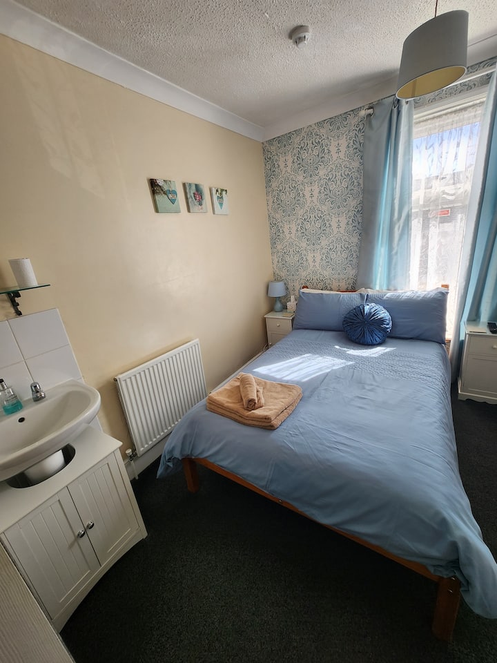 Bedroom 1 Is A Double At The Front Of The House. - Great Yarmouth