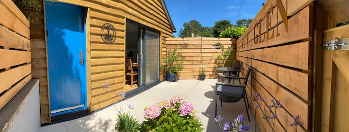 Le Petit Glen In
Uplyme On The River Lym Footpath - Axminster