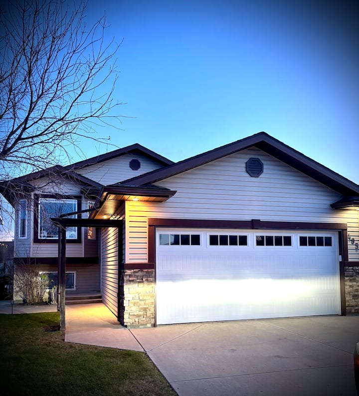 Harper House-sleeps 12, Outdoor Spaces, Hot Tub! - Lethbridge