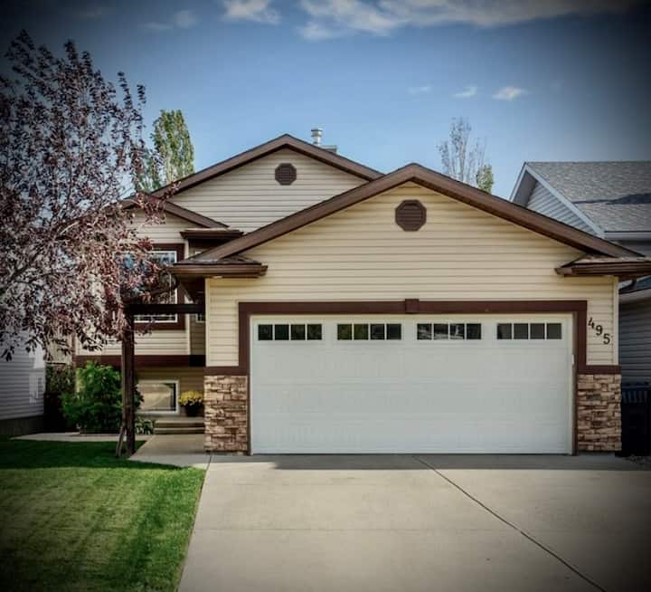 Harper House - 4 Bedroom/6 Beds/3 Bathrooms - Lethbridge