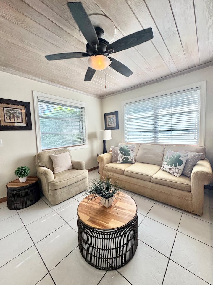 Beach Condo Getaway! - Delray Beach, FL