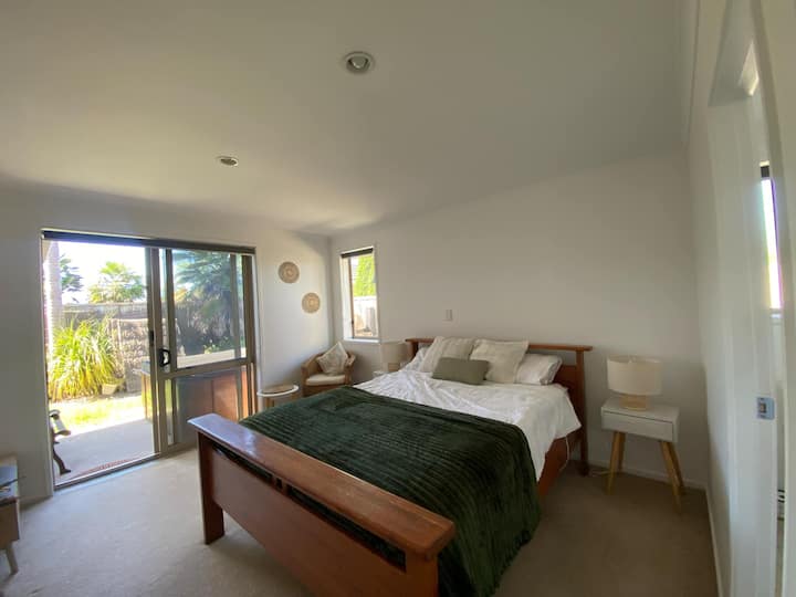Cosy Hideaway With Boho Charm - Papamoa