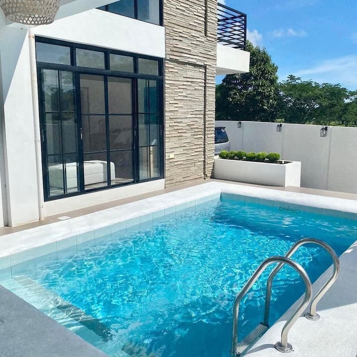 White House Transient Beach House 5 Bedroom 4 T&b - Laiya