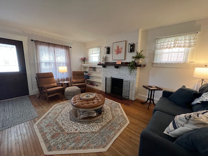 Maple Leaf Bungalow -A Charming Home Built In 1905 - Sangchris Lake State Park, Rochester