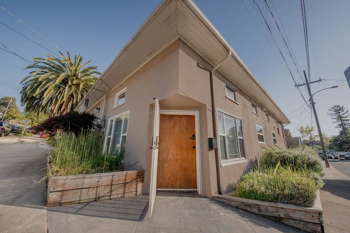 Modern Family-friendly Flat Near Laurel District - Alameda, CA