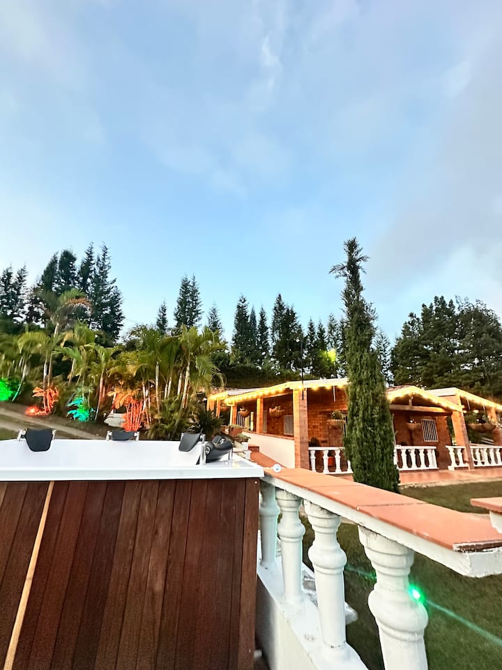Hermosa Villa / Jacuzzi Y Cine, 10 Min Aeropuerto - Guarne