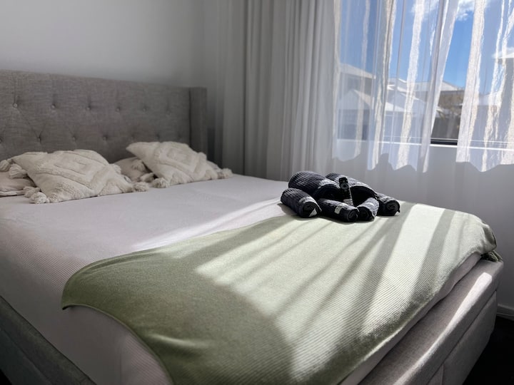 Minimalist's Tranquil Escape / Coastal Convenience - Coogee