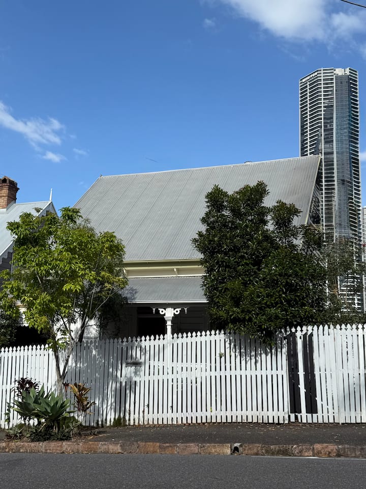 Chi11 On The Hill - Westside
(Min 90 Day Stay) - Brisbane