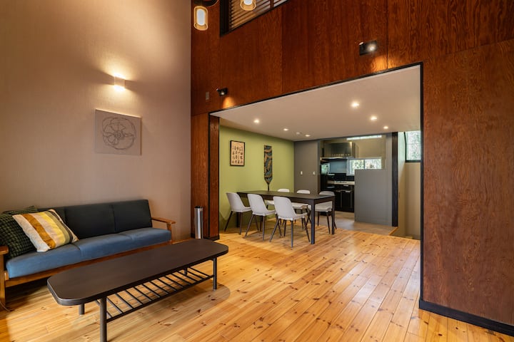 『山の影』最大8人収容！ご友人、ご家族利用完全貸切!広々テラス露天風呂付!ポーラ美術館徒歩5分 - Hakone