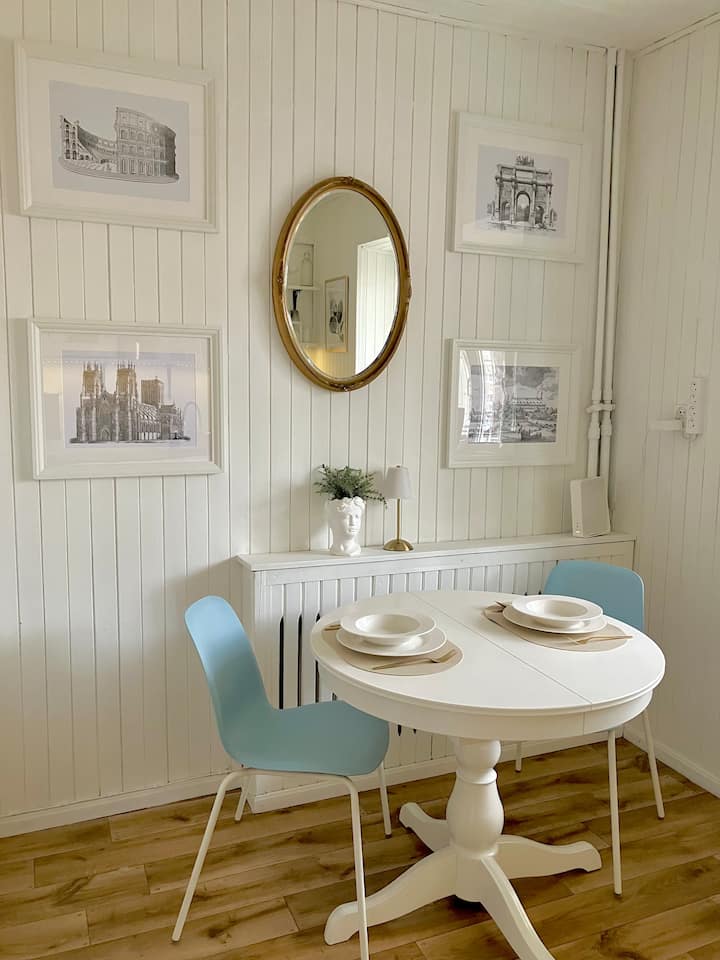 Solidarności 84 I Netflix, Relax, Gastro Center - Varsovie