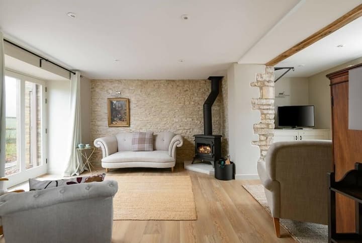 Converted Cotswold Barn; Tranquil Escape, Sleeps 4 - Bibury