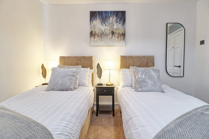 Sleeps8| Secure
Driveparking |Nrbeach| Fastwifi| - Southend-on-Sea