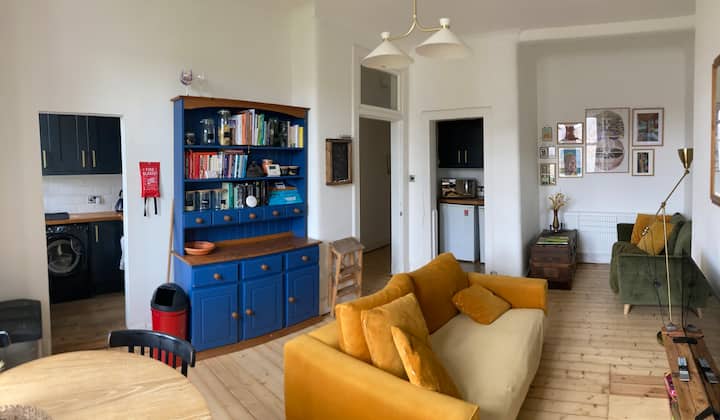 Colourful Flat, 2 Bedrooms - Edinburgh