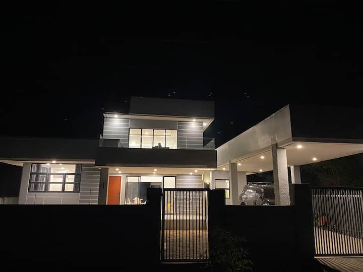 A Cozy Modern House All Yours. - Morong