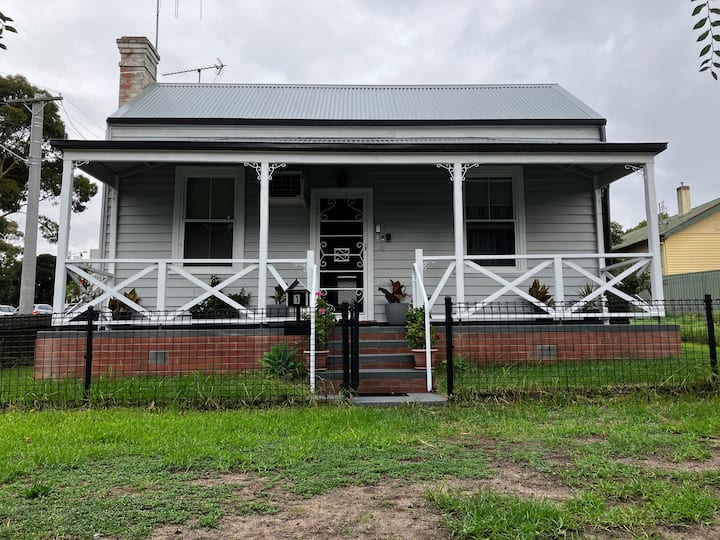 Bendigo Miner’s Cottage Centrally Located - Bendigo