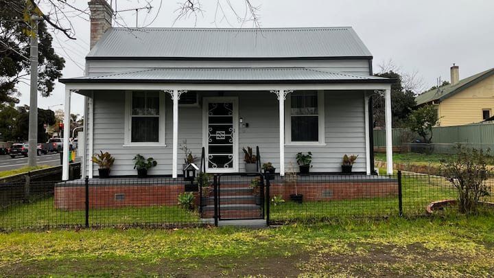 Bendigo Miner’s Cottage Centrally Located - Bendigo