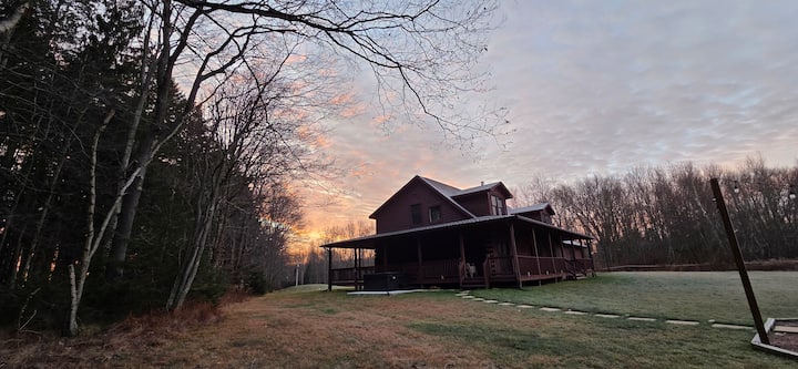 Pocono Getaway | Jacuzzi+pool+games - Waymart, PA