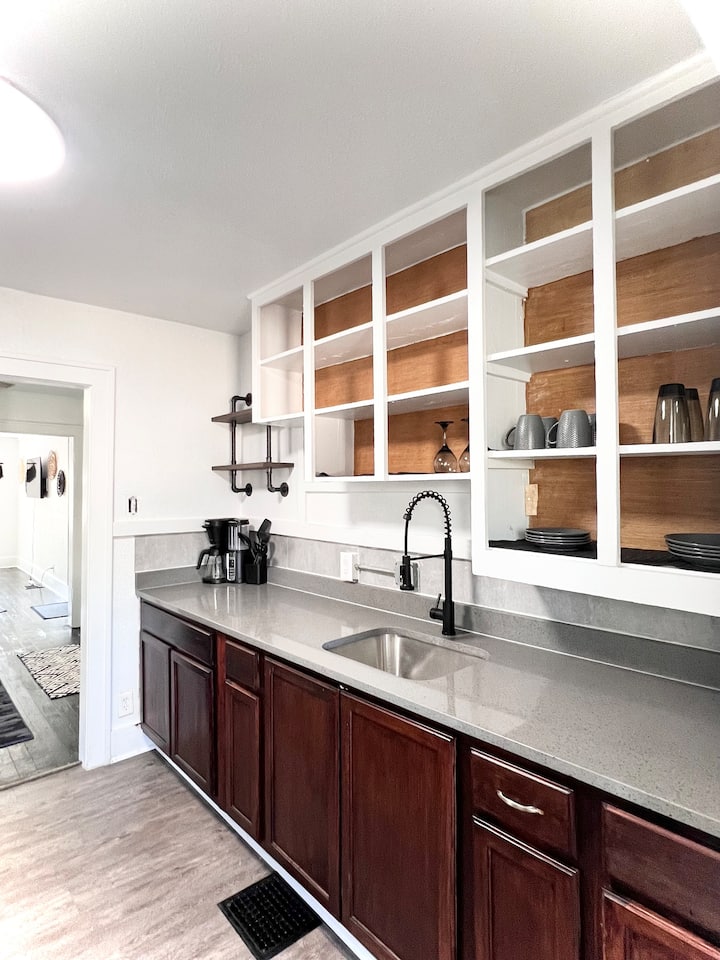 Luxe Unit 4 Upper Apt. - Pueblo, CO