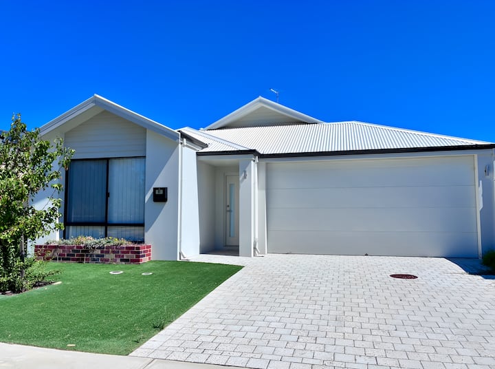 Vineyard Gem: Modern 3bed Home, Backyard & Parking - Western Australia