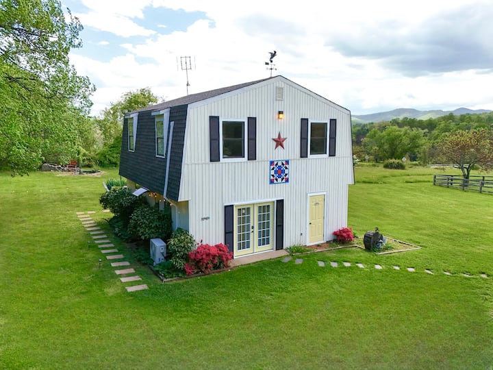 Exclusive Bardominium, Mountain Views & Hot Tub! - Crozet, VA